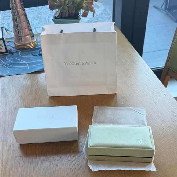 Van Cleef & Arpels | Jewelry | Van Cleef Arpels Green Box Set For ...